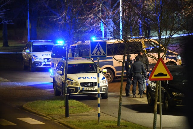Dwóch mężczyzn zostało aresztowanych po wczorajszym ataku na komisariat ... Dwóch mężczyzn zostało aresztowanych po wczorajszym ataku na komisariat ...