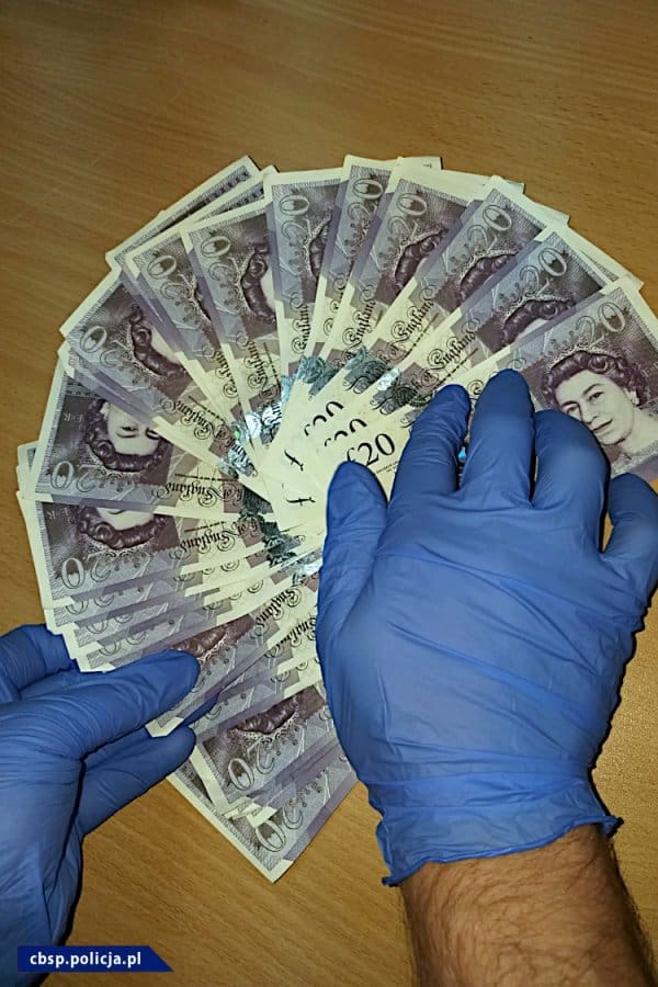 Fałszywe funty wymieniano w kantorach na prawdziwe banknoty – gang ...