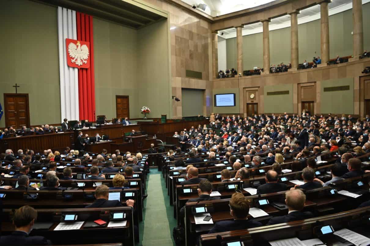 Sondaż poparcia dla partii politycznych: Gdyby wybory odbywały się w niedzielę… - Magna Polonia