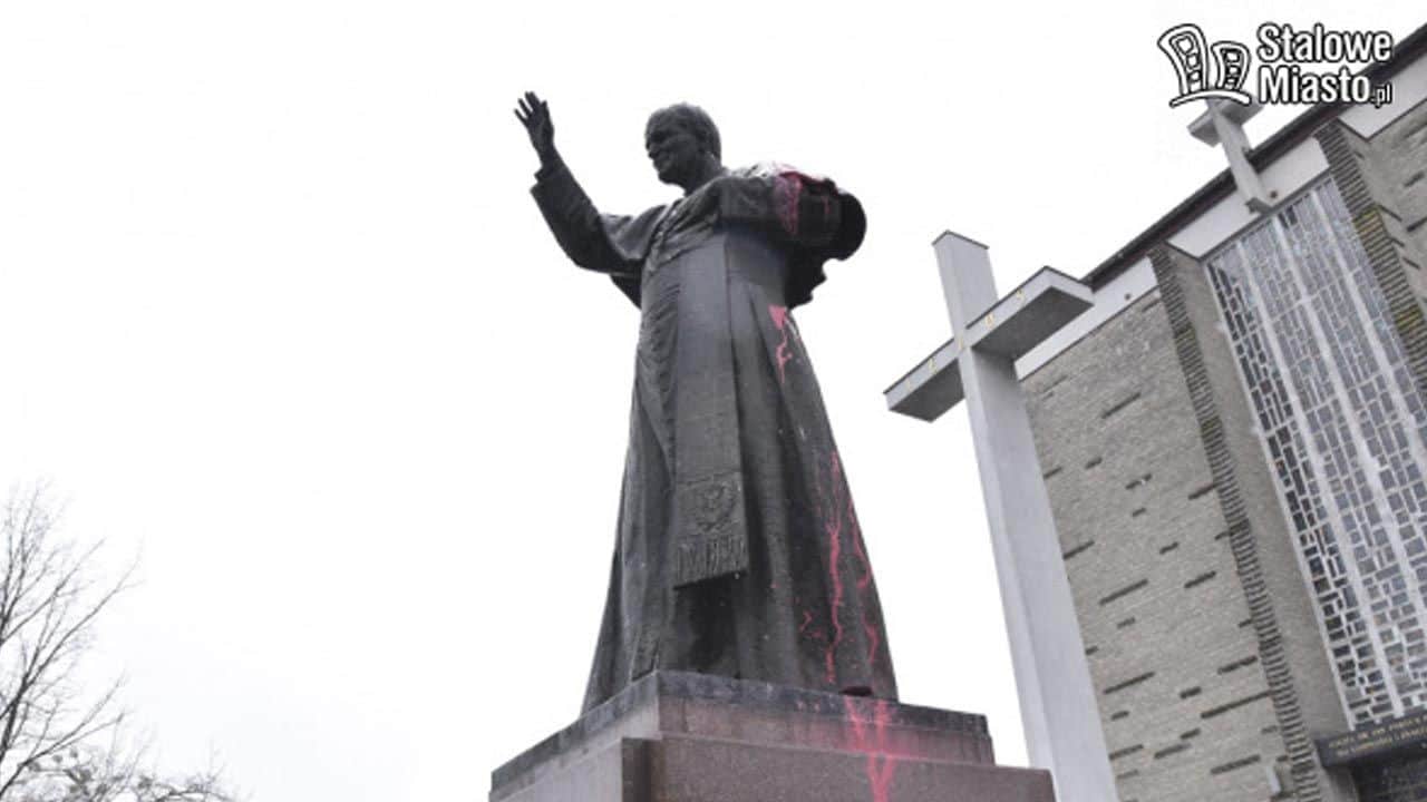 W Stalowej Woli zdewastowano pomnik Jana Pawła II - Magna Polonia W Stalowej Woli zdewastowano pomnik Jana Pawła II - Magna Polonia